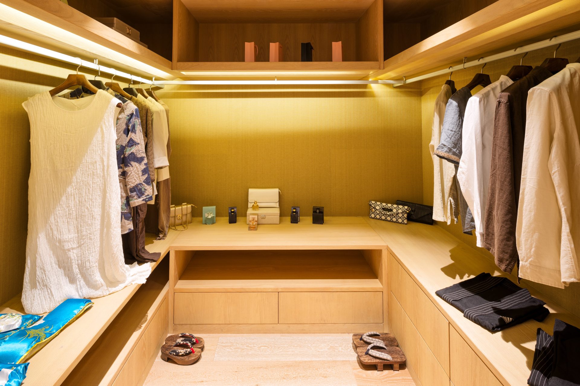 Transformez votre dressing avec style : découvrez comment installer des ...